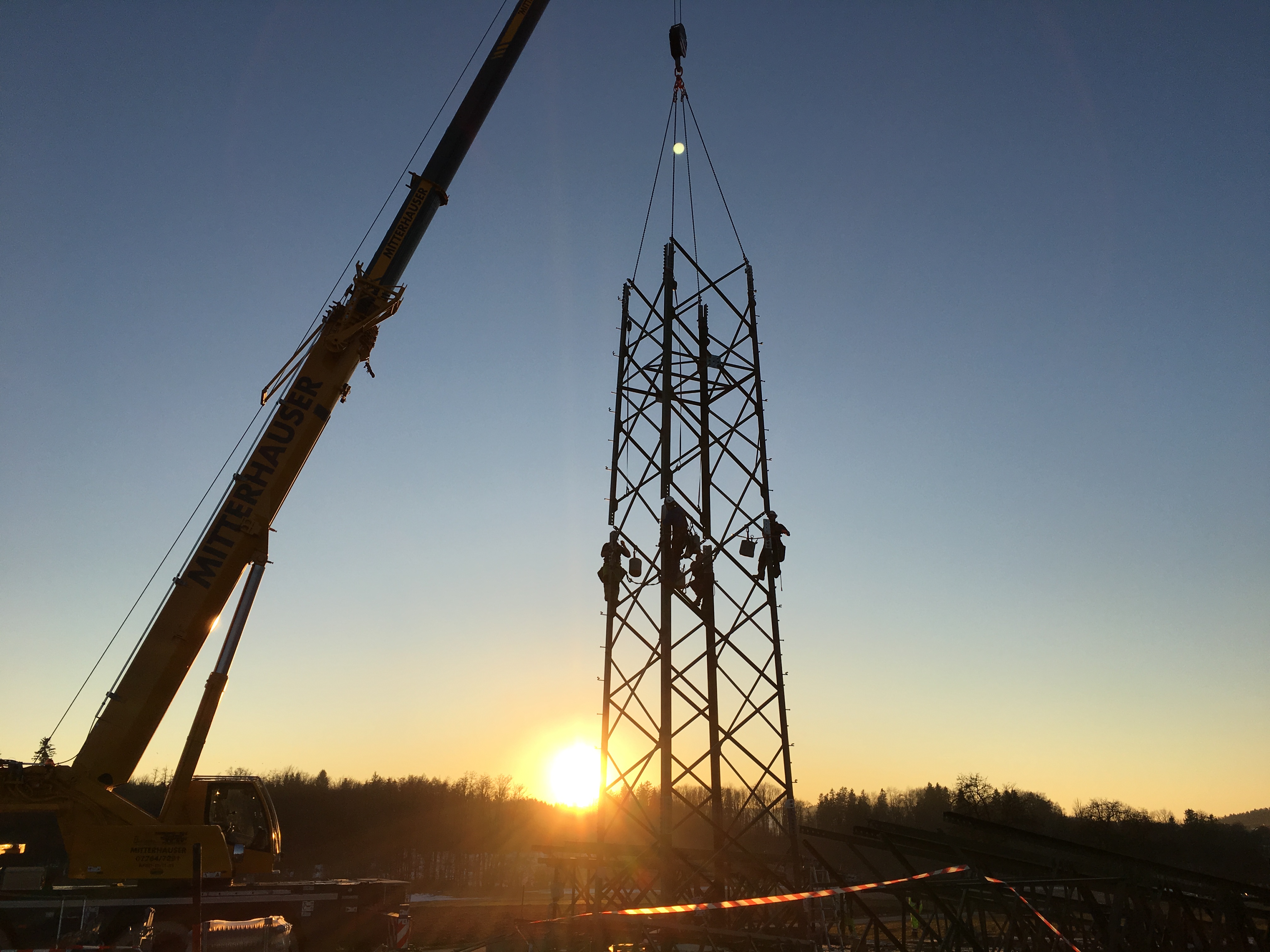 Freileitungsbau: Mastmontage in der Infrastruktur